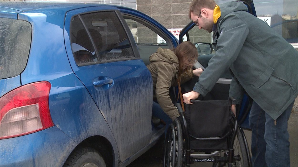 En fauteuil roulant, une étudiante peine à se trouver un emploi sur la ...