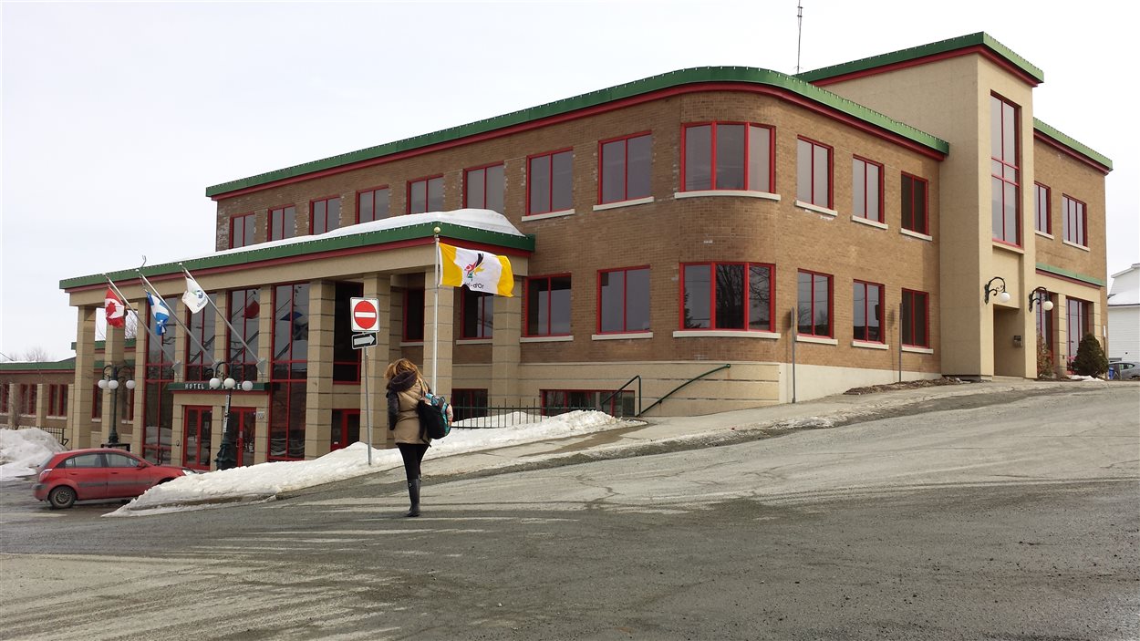 Le drapeau de la Ville de Val-d'Or flotte devant l'hôtel de ville de ...