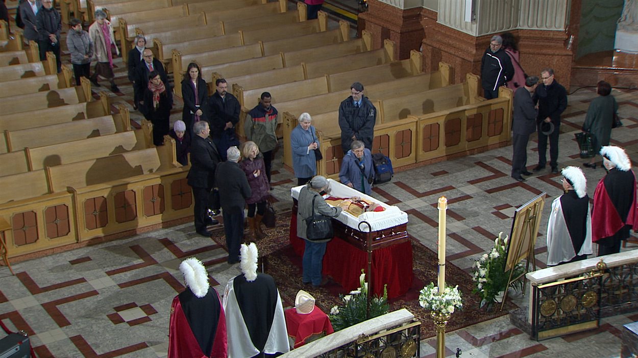 Le cardinal Turcotte en chapelle ardente | Radio-Canada