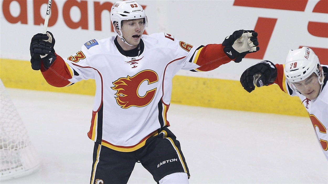 Sam Bennett fait sa marque avec les Flames | Radio-Canada