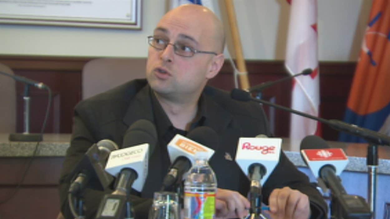 Nouvelle passerelle piétonnière sur la rivière Petite Décharge | Radio ...