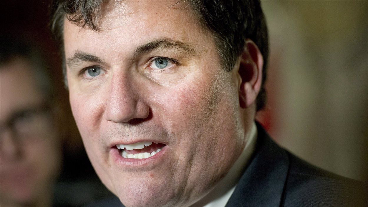 Des étudiants prennent d'assaut le bureau de Dominic LeBlanc | Radio-Canada