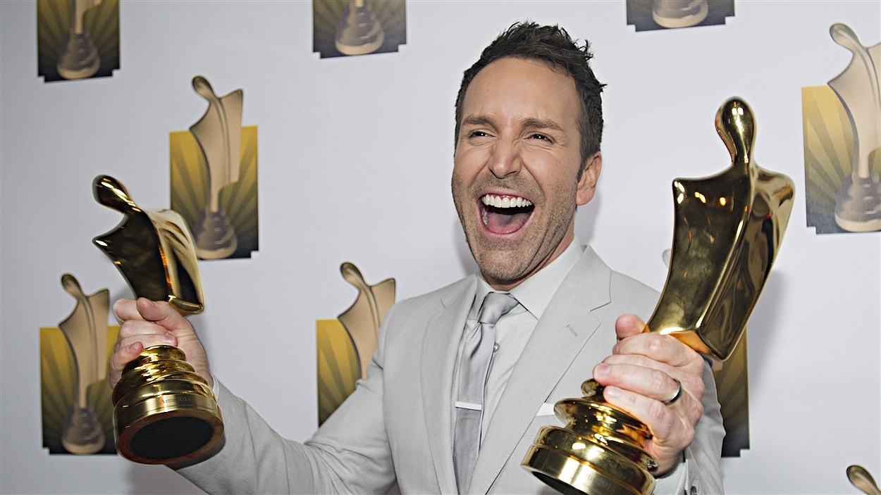 Éric Salvail salué par le public au Gala Artis | Radio-Canada