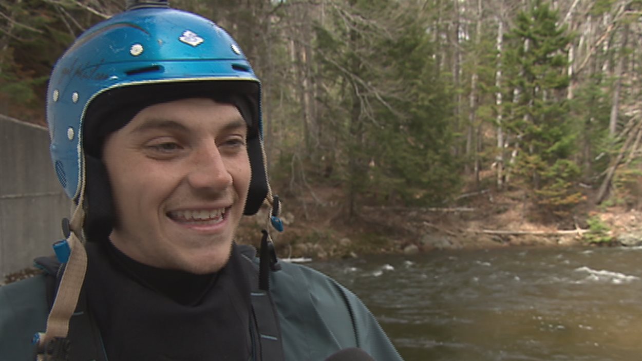 Kayak : défier la chute de la rivière Sault-à-la-Puce | Radio-Canada