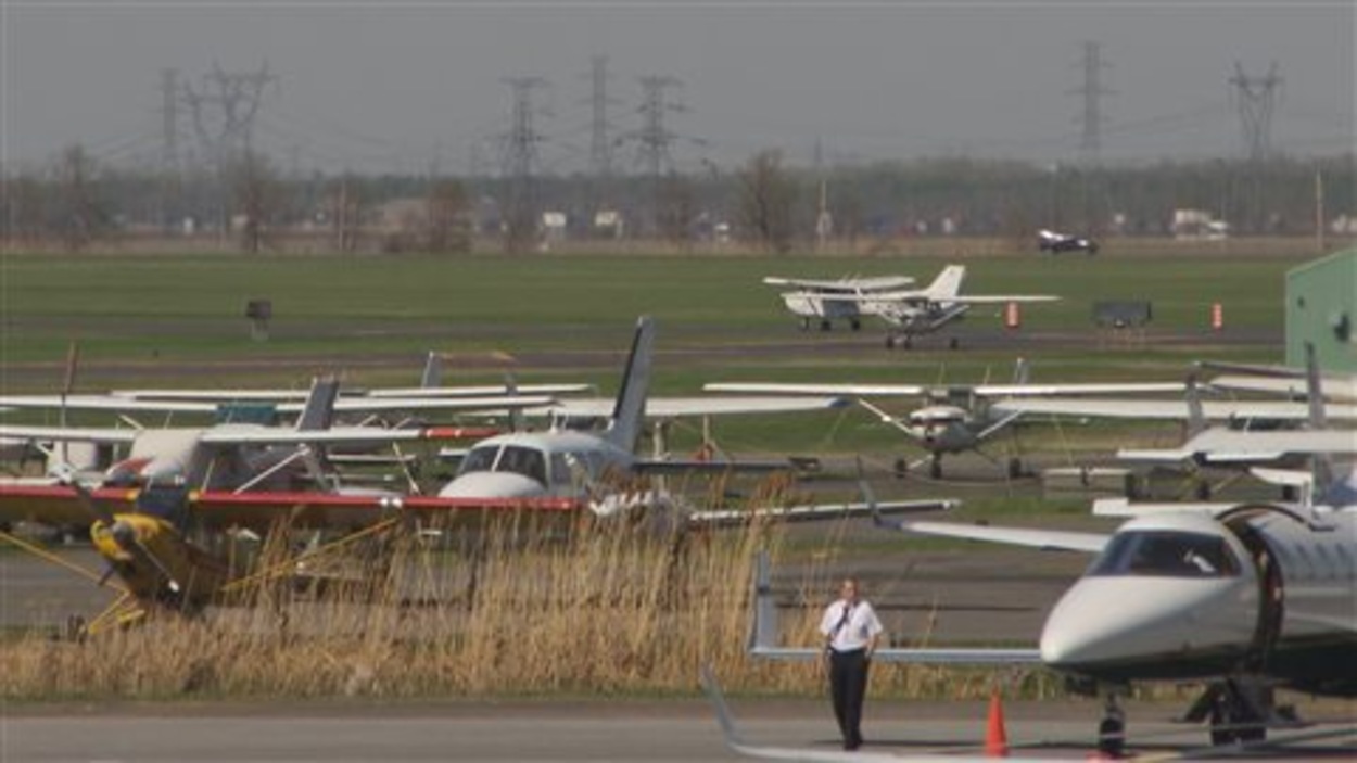 L'aéroport de Saint-Hubert voit grand | Radio-Canada