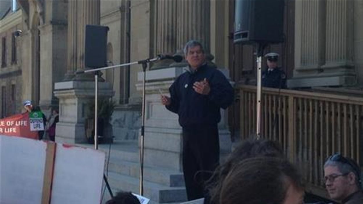Confrontation entre manifestants pro-vie et pro-choix à Fredericton ...
