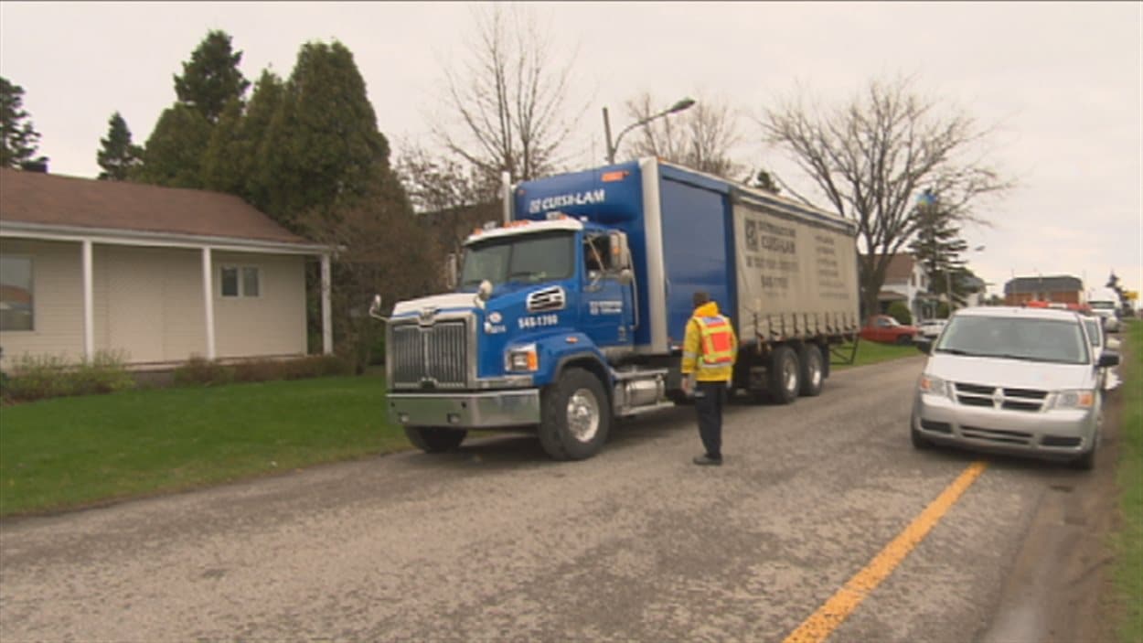 Contrôle routier Québec et Revenu Québec vérifient les véhicules lourds ...