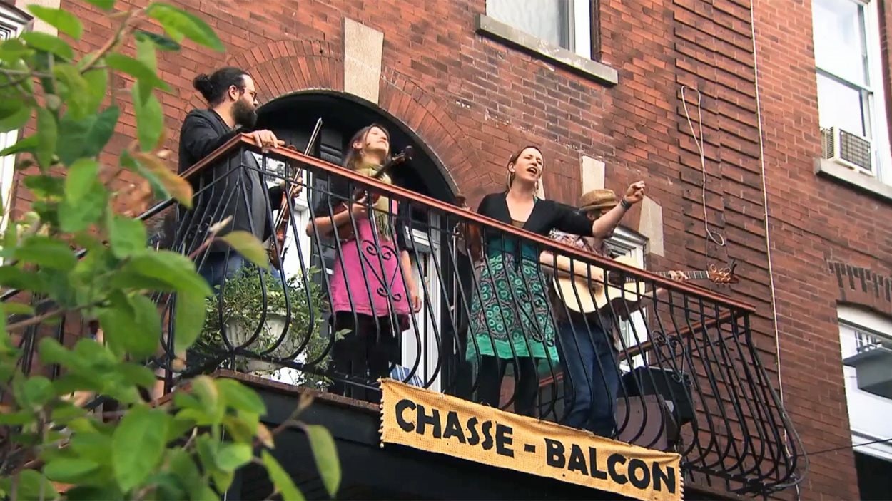 De la musique traditionnelle sur les balcons de Montréal | Radio-Canada
