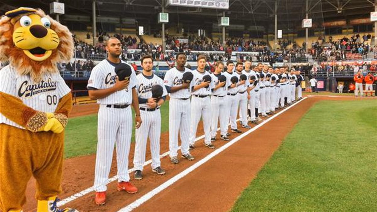 Une première victoire à la maison pour les Capitales | Radio-Canada