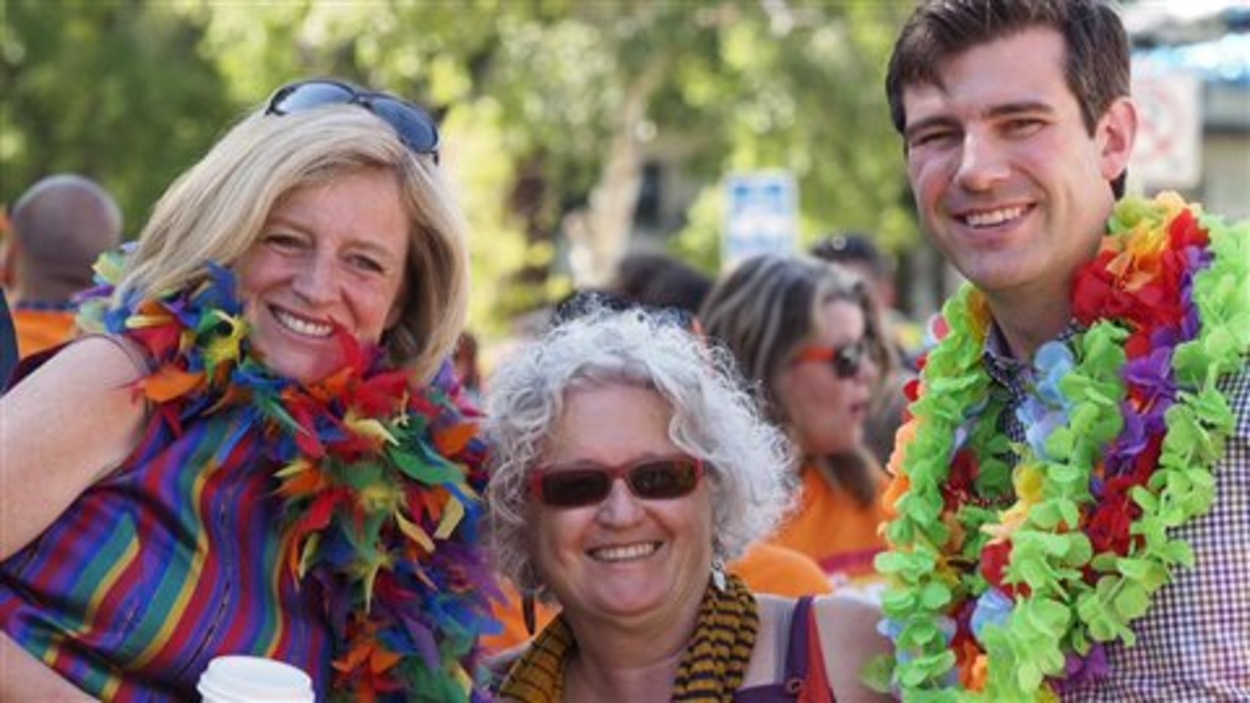 Edmonton : Notley, Trudeau et autres politiciens à la fierté gaie ...