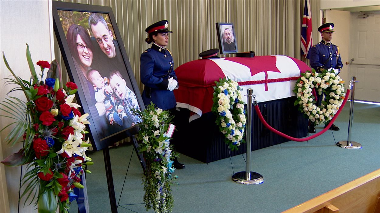 Le public rend hommage au policier Daniel Woodall | Radio-Canada