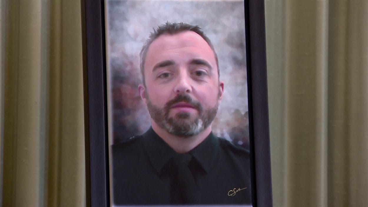 Le public rend hommage au policier Daniel Woodall | Radio-Canada