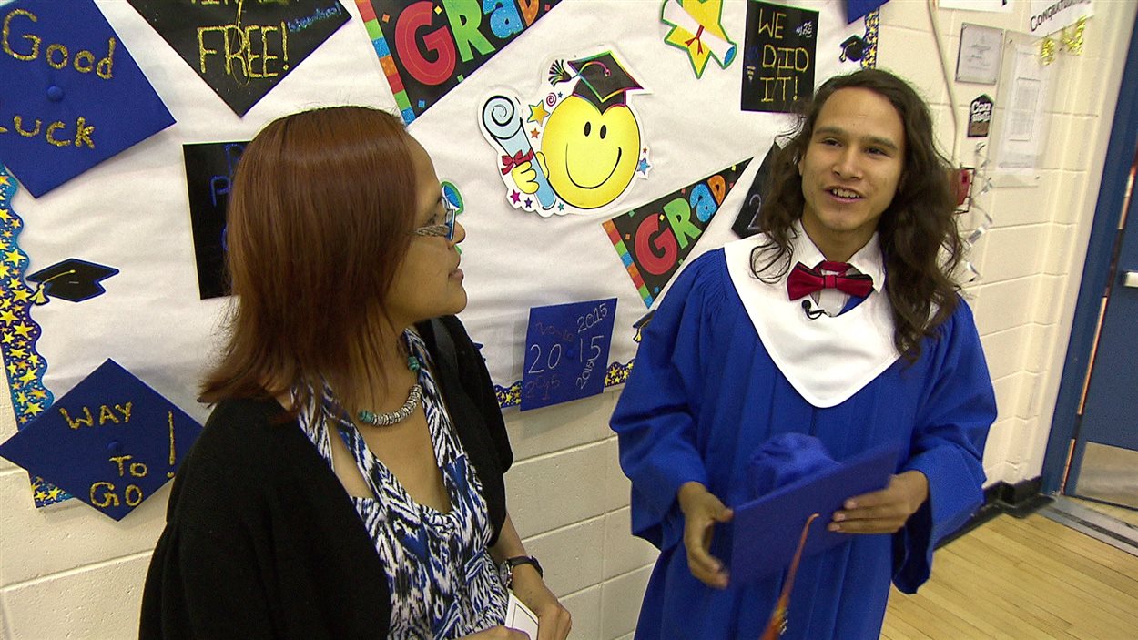 Le fils d'une ancienne toxicomane reçoit son diplôme d'études ...
