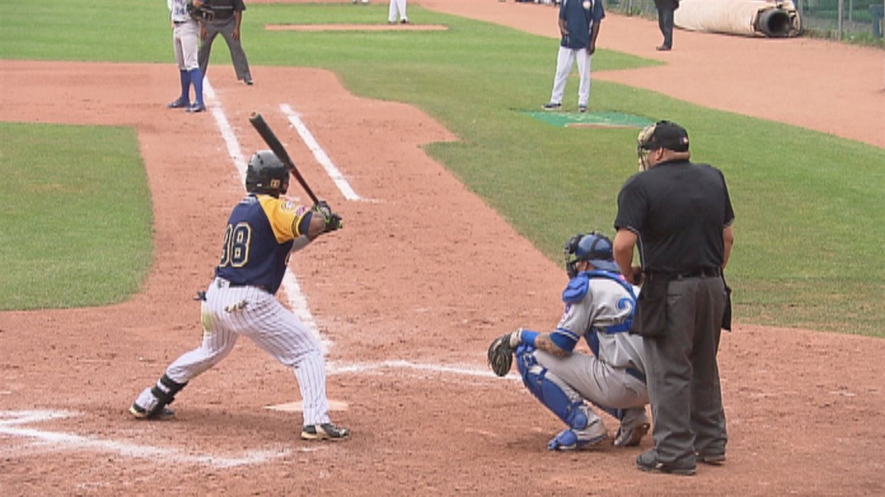 Les Boulders balaient leur courte série contre les Capitales | Radio-Canada