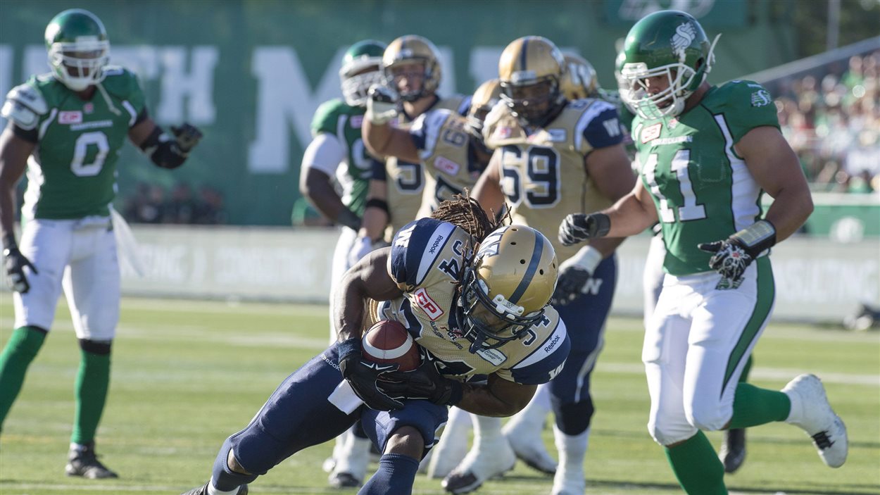 Nick Moore et les Blue Bombers ont le dessus sur les Roughriders 30-26 ...