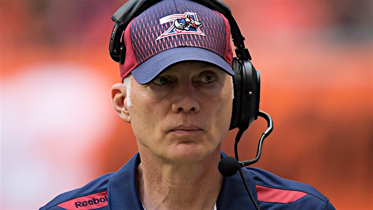 Tom Higgins cache son jeu | Radio-Canada