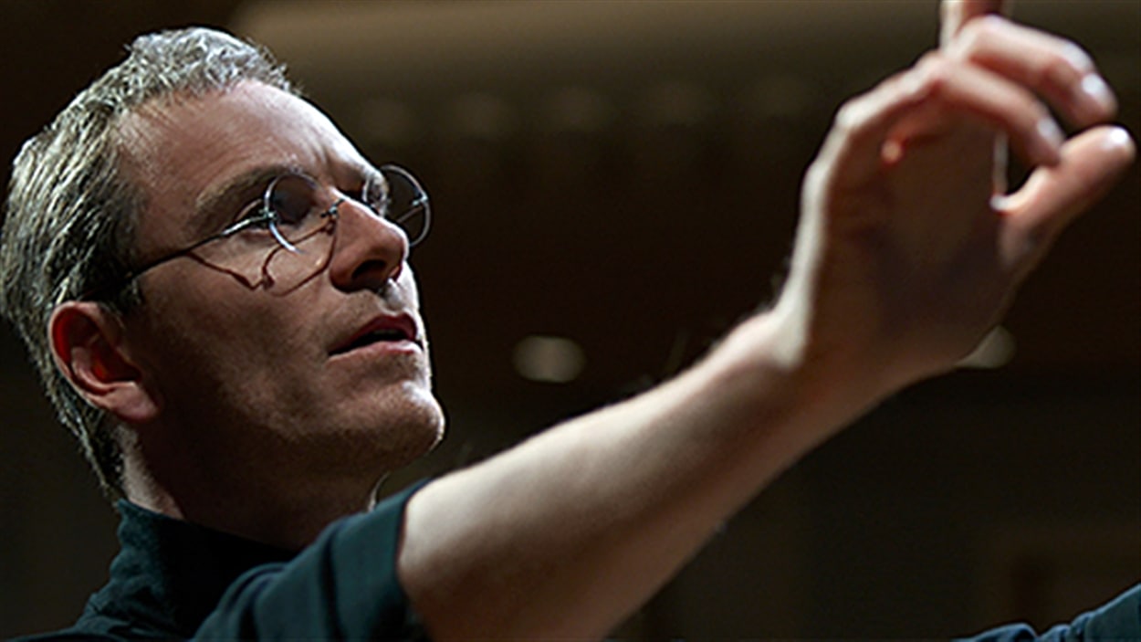 Premier extrait du nouveau film sur Steve Jobs, incarné par Michael ...