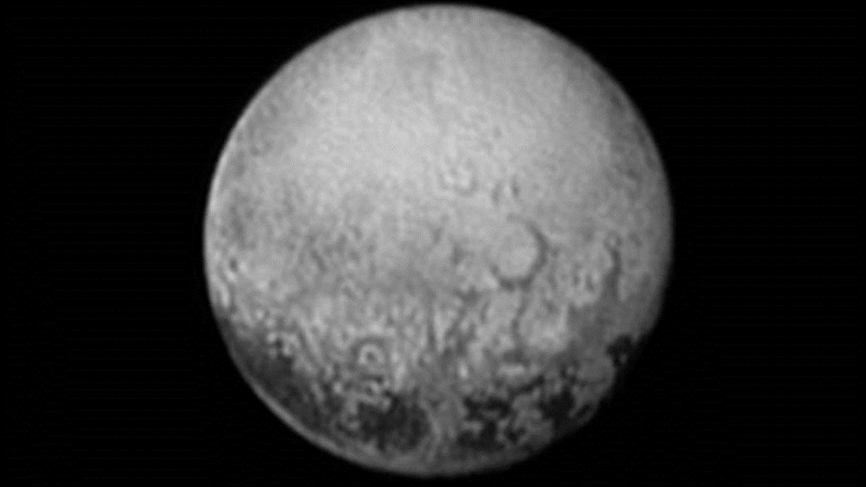 Des taches à la surface de Pluton observées par la sonde New Horizons ...