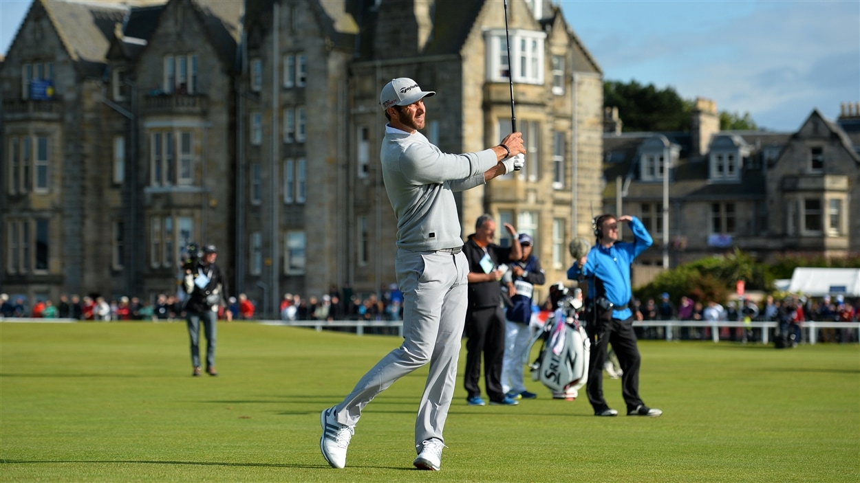 Dustin Johnson demeure aux commandes à St. Andrews | Radio-Canada