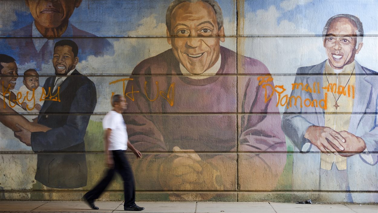 Une murale représentant Bill Cosby est recouverte à Philadelphie ...