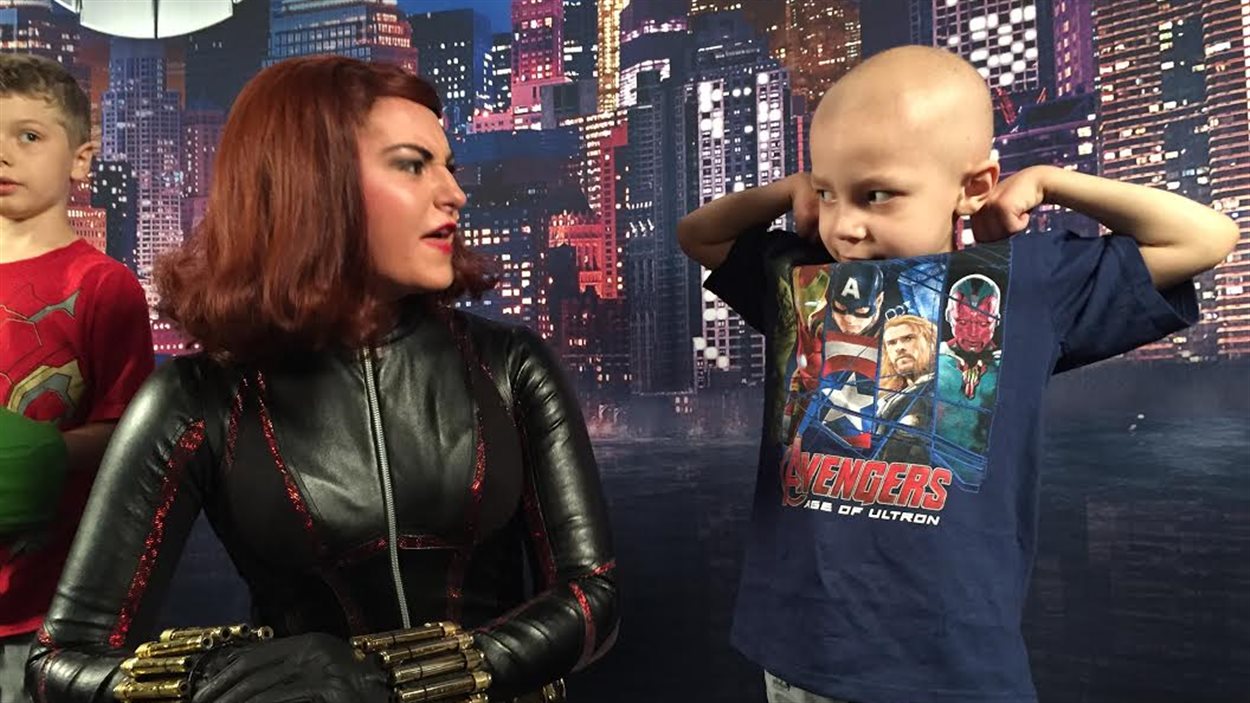 Un jeune garçon atteint d’un cancer rencontre ses héros | Radio-Canada