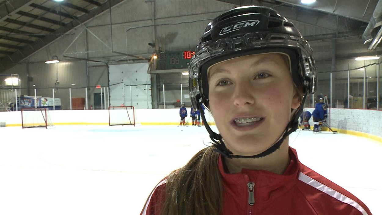 Plus de 140 jeunes joueurs à l'école de hockey de Sept-Îles | Radio-Canada