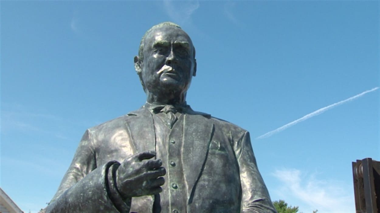 Une statue de R. B. Bennett en route vers Ottawa | Radio-Canada