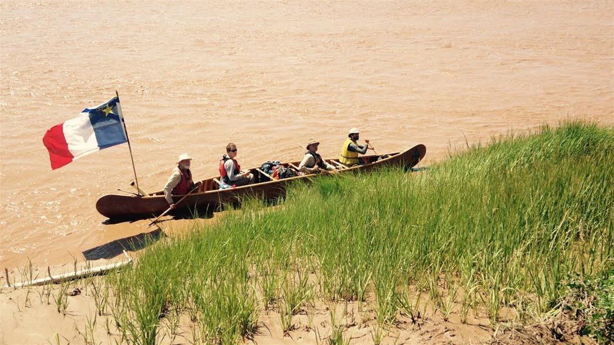 En canot sur la marée de la Petitcodiac | Radio-Canada