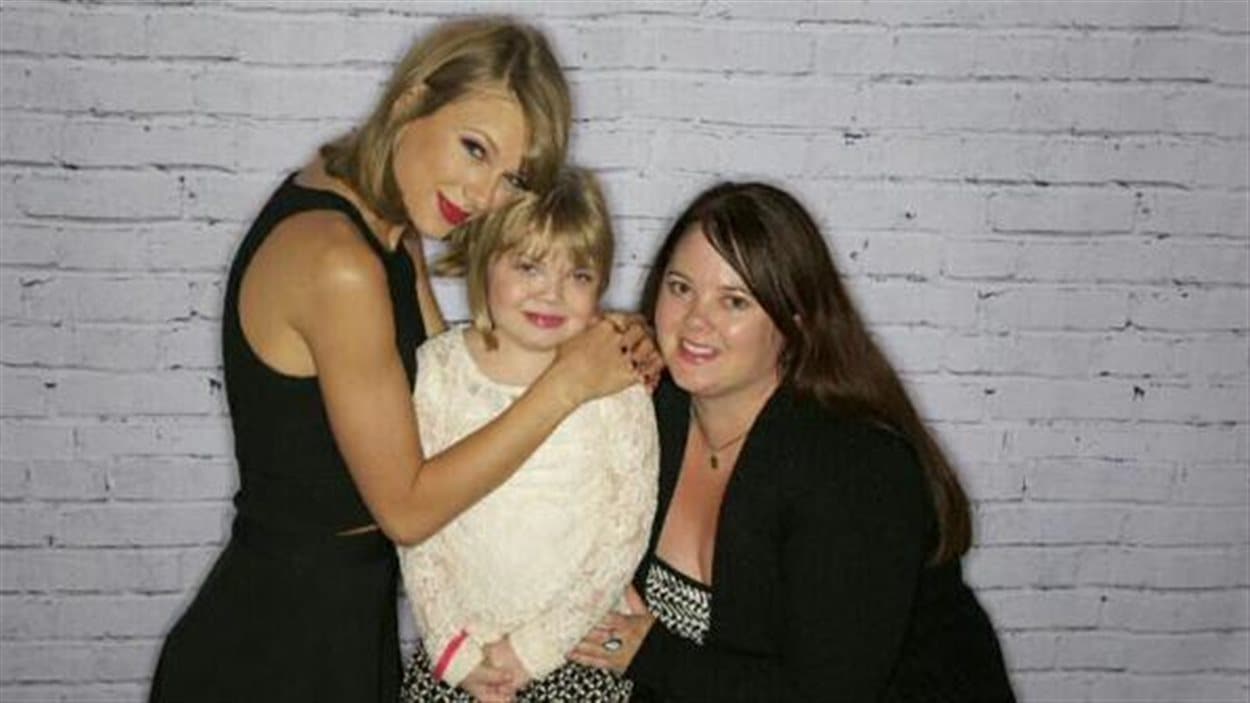 Une fillette atteinte d'un cancer rencontre Taylor Swift | Radio-Canada