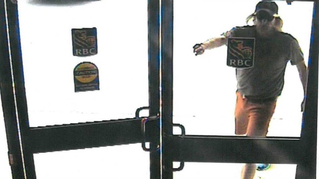 Surrey : photos diffusées du suspect d'une introduction par effraction ...