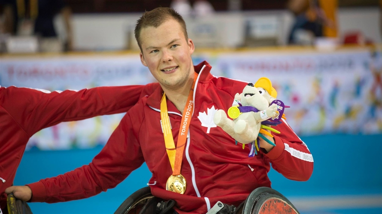 Zak Madell portera l’unifolié | Radio-Canada