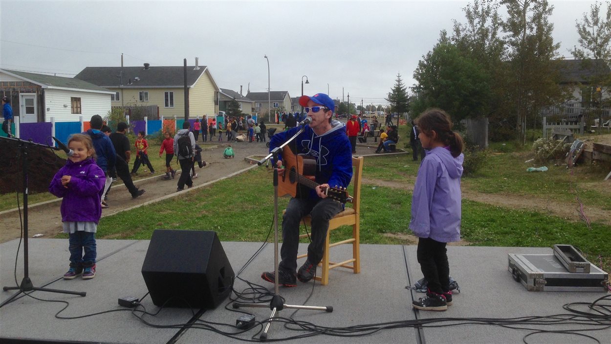 Une fête de quartier à Uashat pour célébrer la vie | Radio-Canada