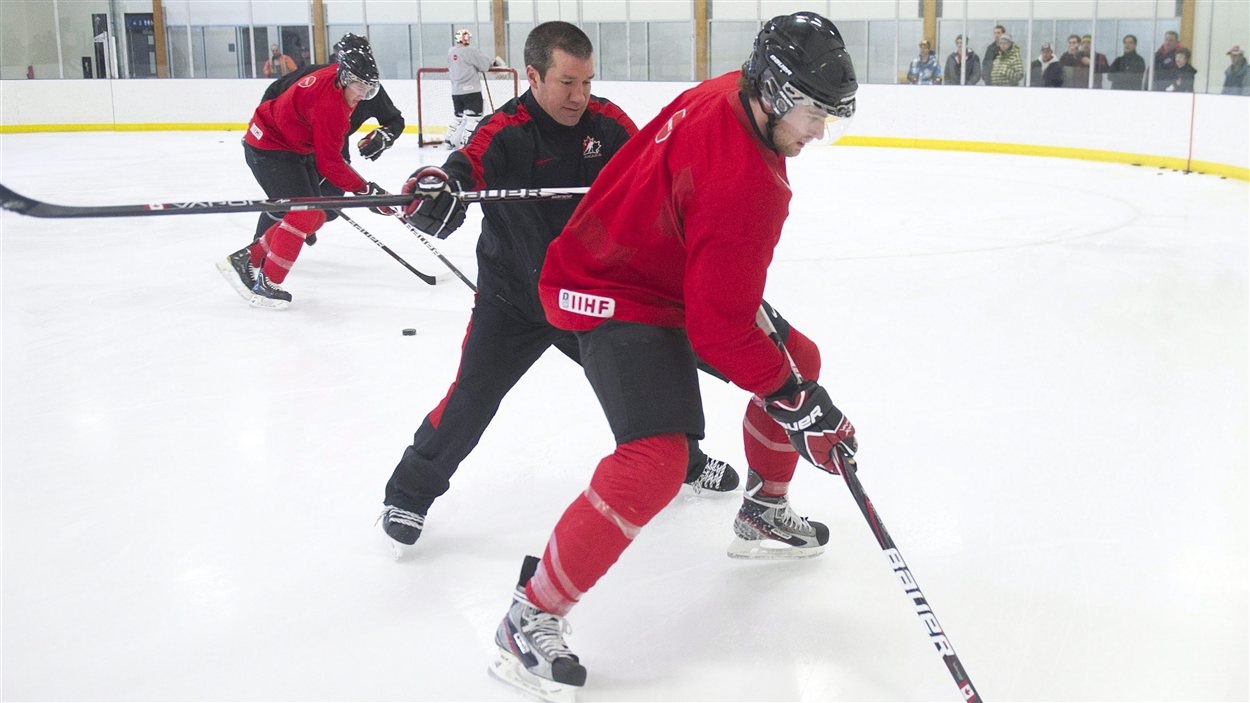 Scott Walker de retour avec les Canucks | Radio-Canada