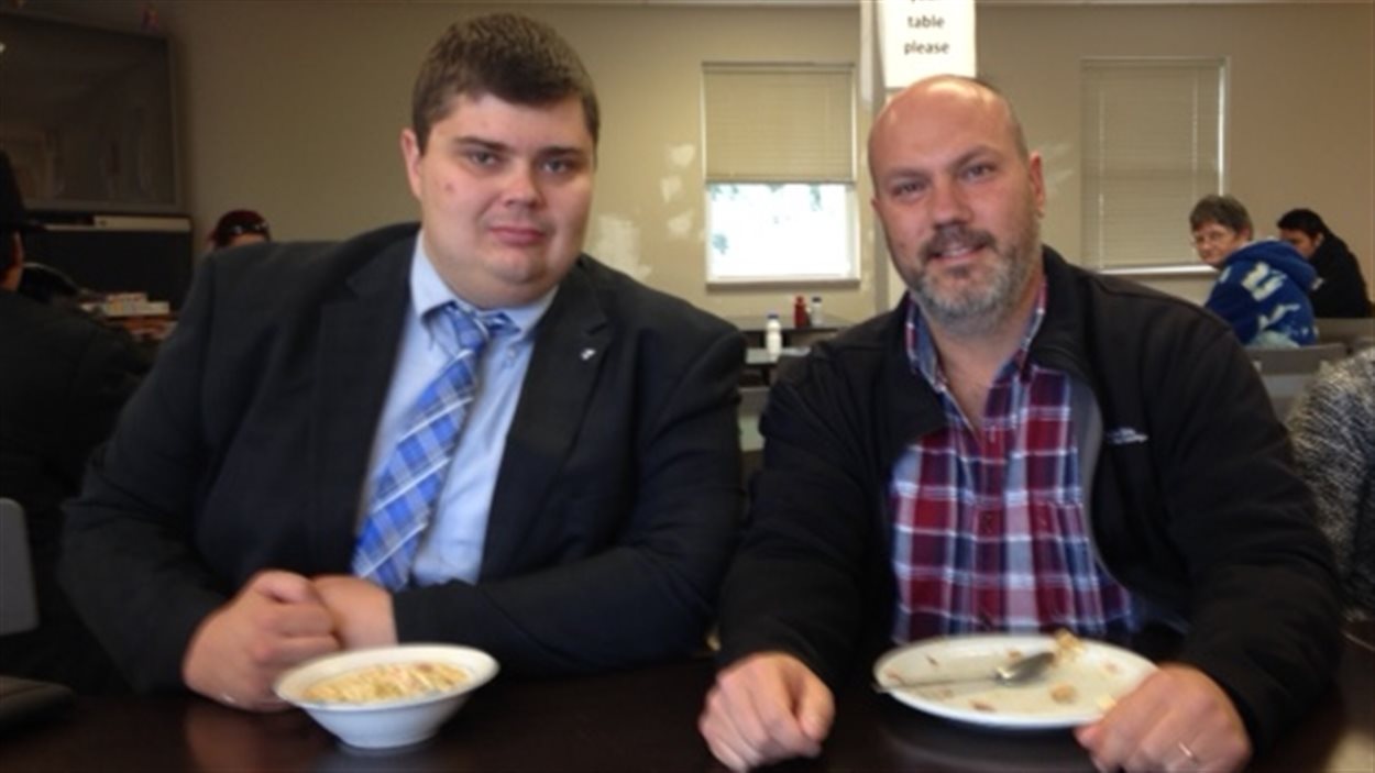 Le candidat conservateur Steven Hébert visite La Piaule de Val-d'Or ...