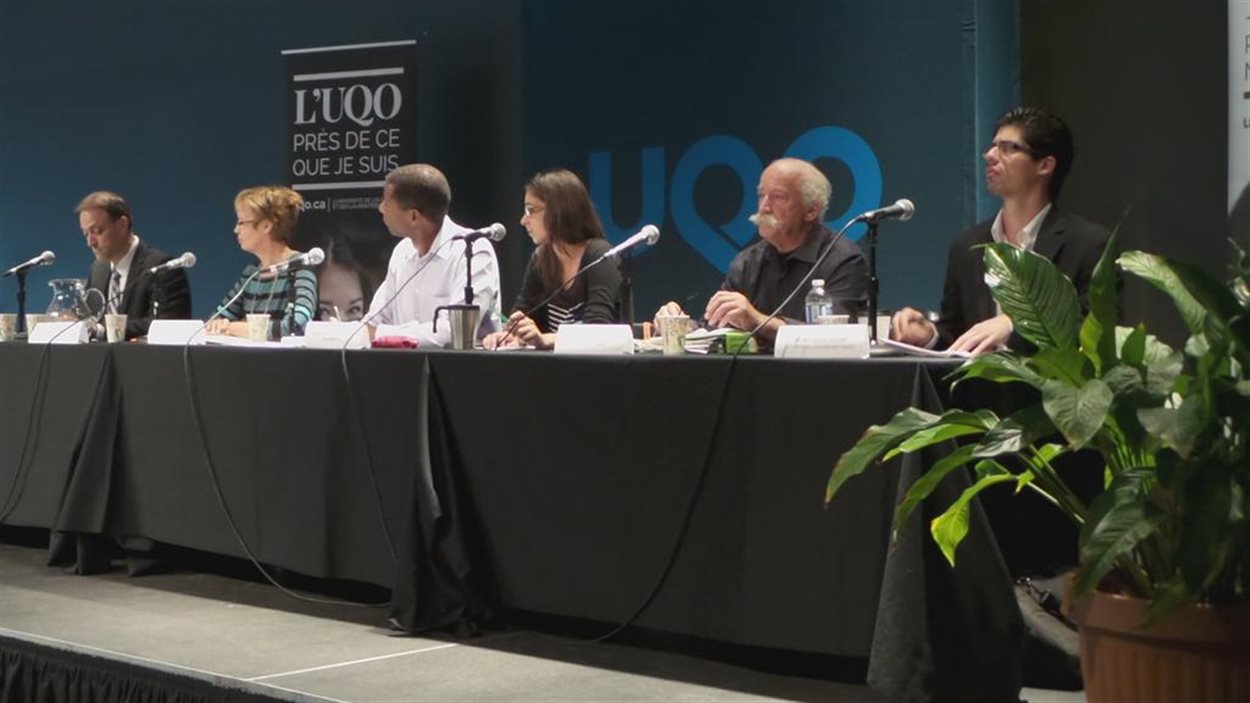 Des candidats de Hull-Aylmer croisent le fer à l'UQO | Radio-Canada