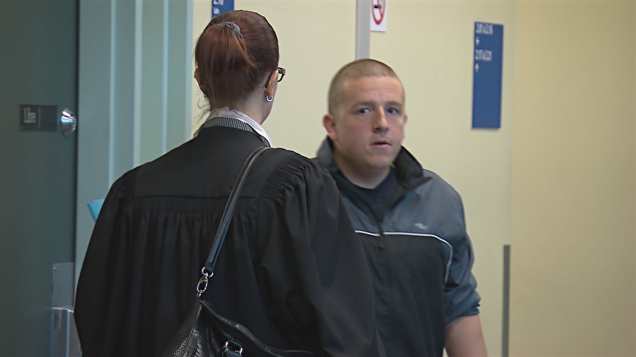 Un voyeur reconnaît avoir épié ses collègues | Radio-Canada