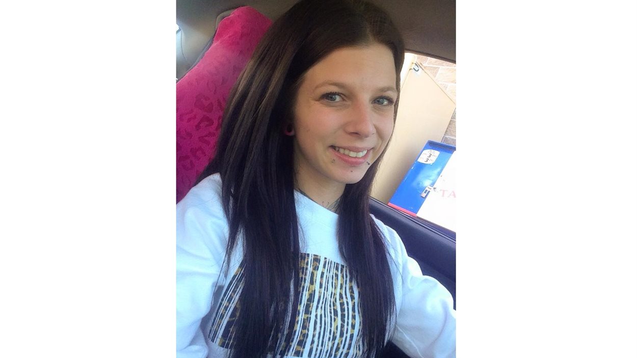 Une jeune femme reconnaît avoir écoulé des faux billets | Radio-Canada