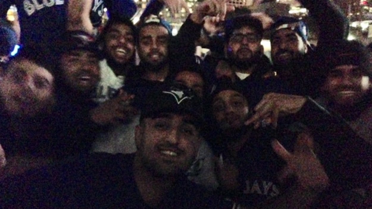 Les supporteurs des Jays ravis de la victoire de leur équipe | Radio-Canada