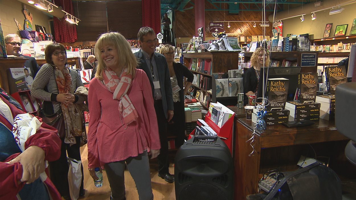 L'auteure Kathy Reichs de passage à Trois-Rivières | Radio-Canada