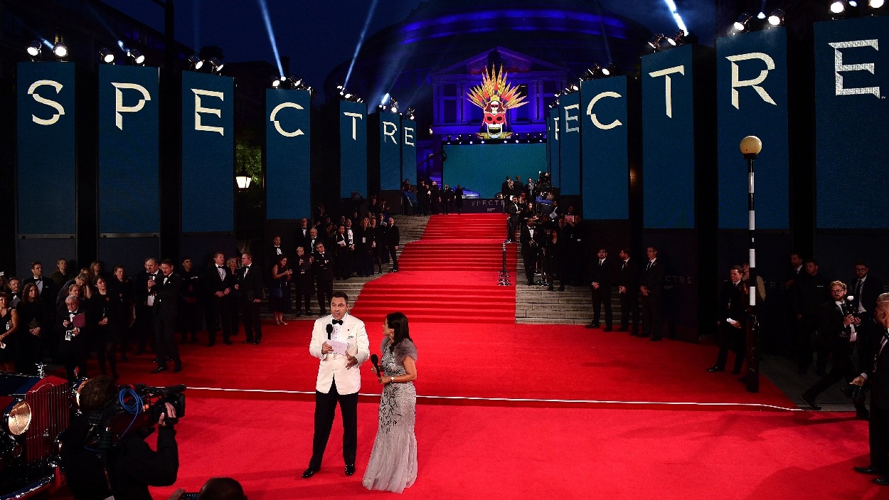 Les stars et la royauté se côtoient à la première de Spectre à Londres ...