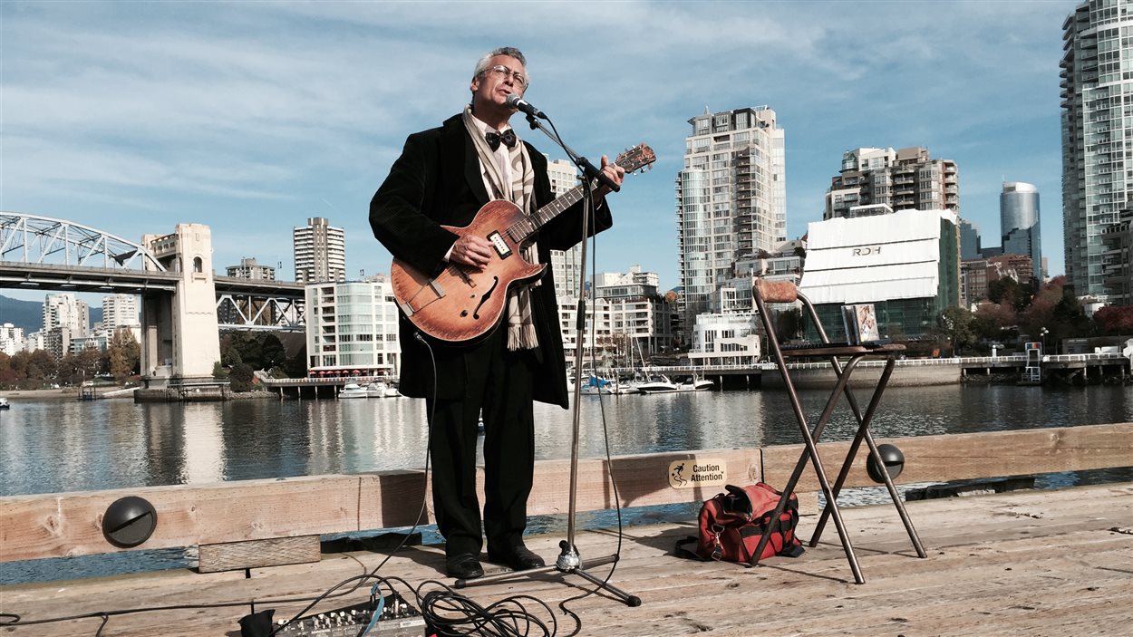 « Coup de coeur pour la France »: le musicien de rue Joshua Minsky se ...