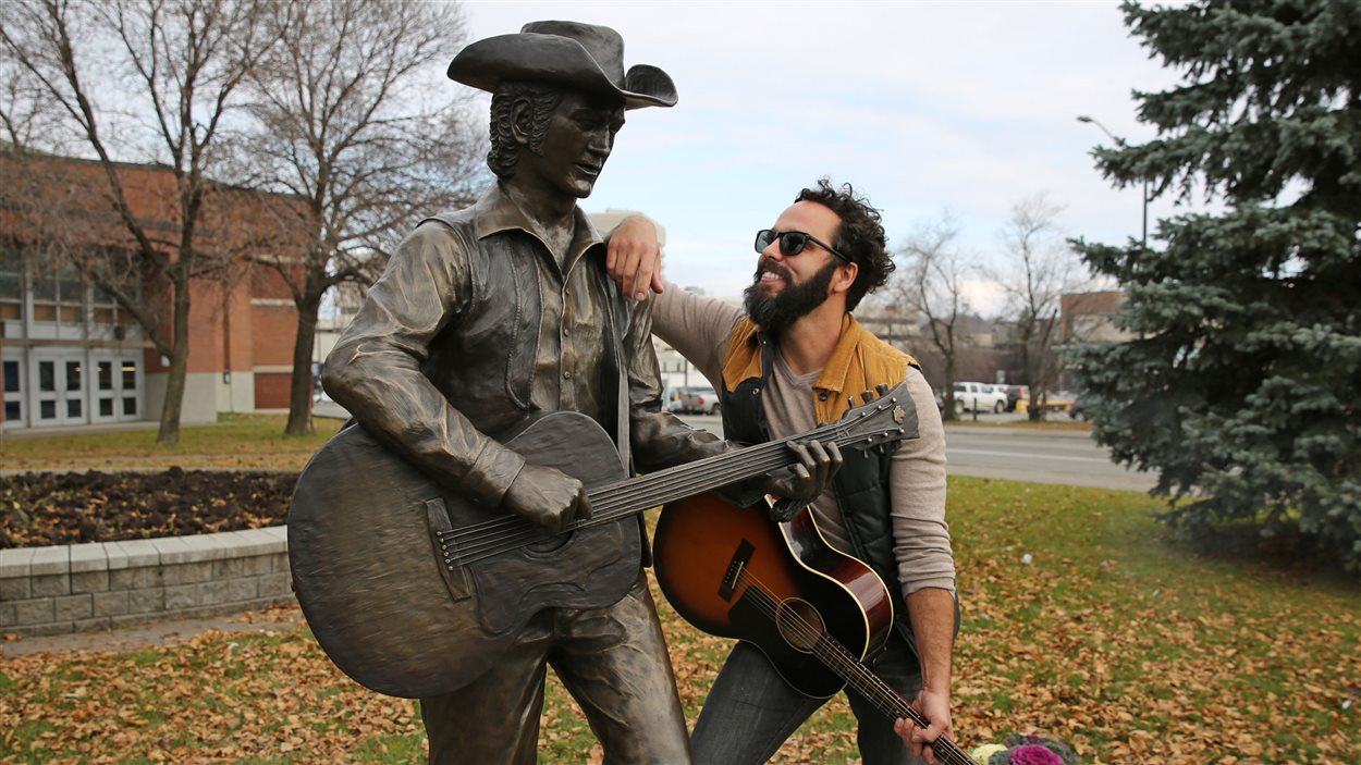 Dévoilement de la statue de Stompin' Tom Connors à Sudbury | Radio-Canada