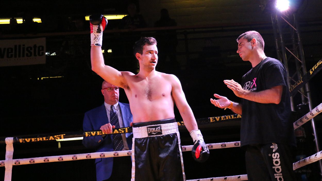 Victoire au premier round pour Simon Kean | Radio-Canada