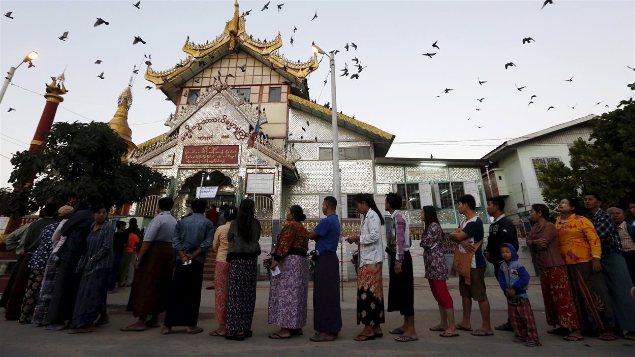 Le Myanmar vote librement pour la 1re fois en 25 ans | Radio-Canada