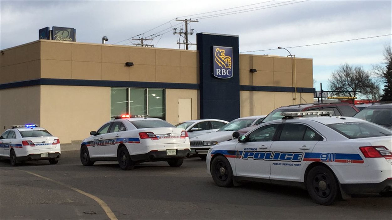 Vol à main armée dans une banque de Regina | Radio-Canada