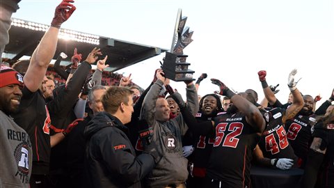 Le Rouge et Noir accède à la finale de la Coupe Grey | Radio-Canada