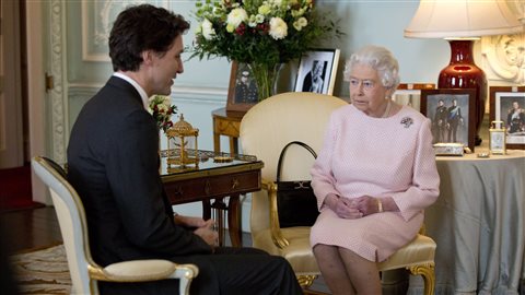 Trudeau rencontre la reine à Londres | Radio-Canada