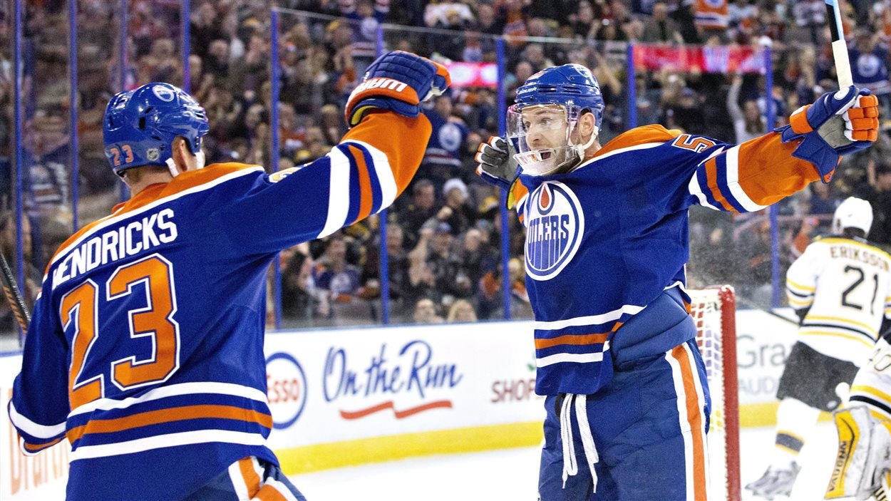 Les Oilers mettent fin à la série de victoires des Bruins | Radio-Canada