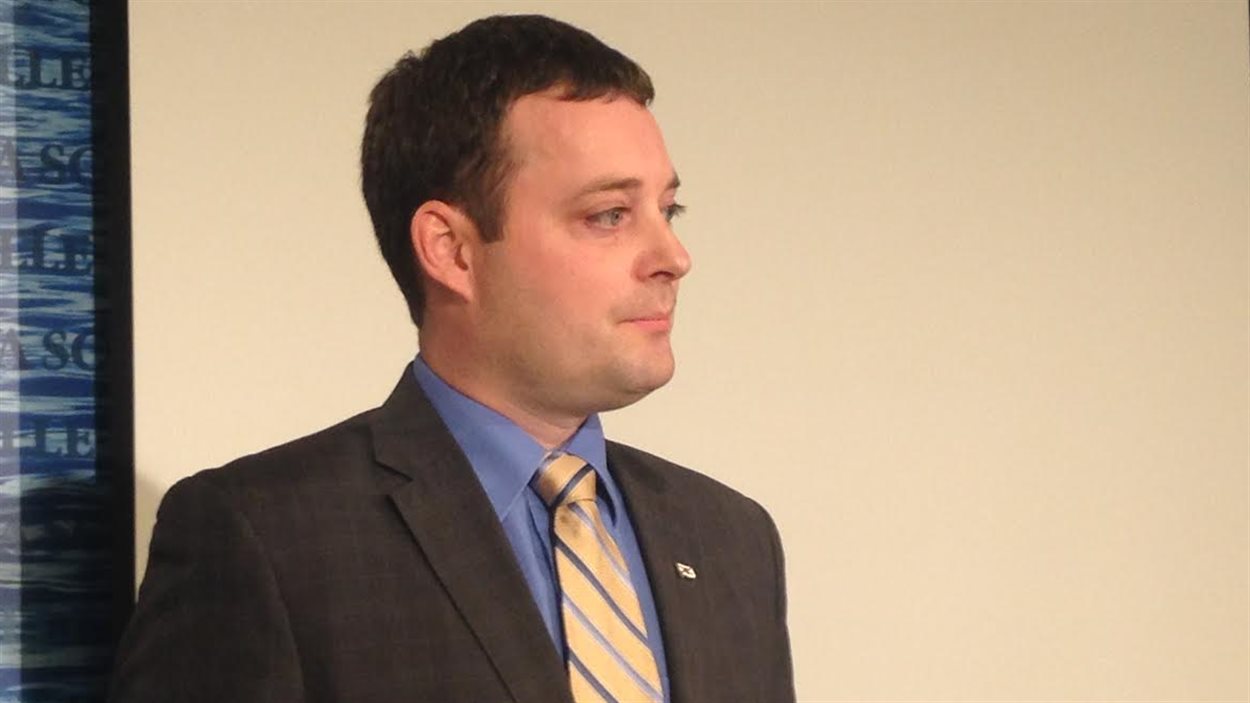 Les libéraux imposent un contrat de travail aux 75 000 fonctionnaires ...