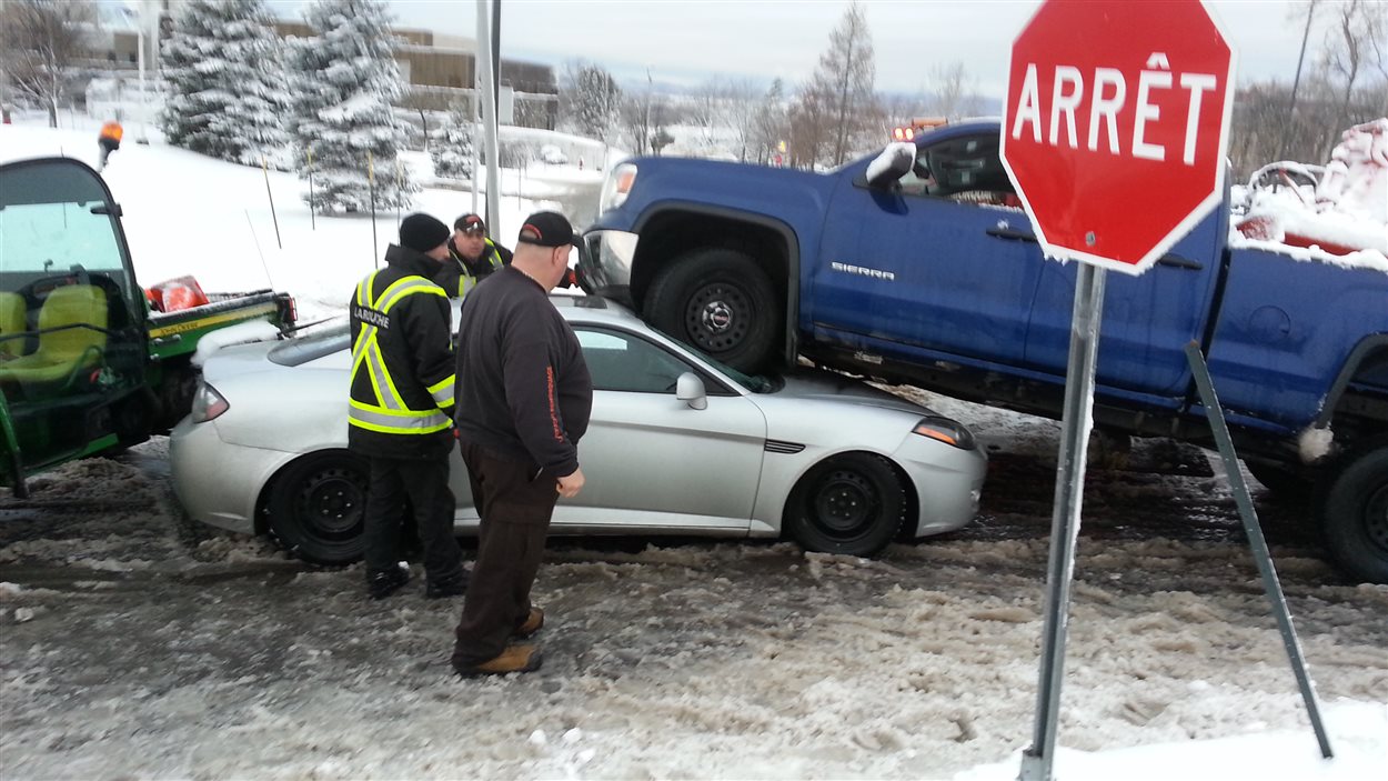Conditions hasardeuses et fermeture de route pour la première neige ...